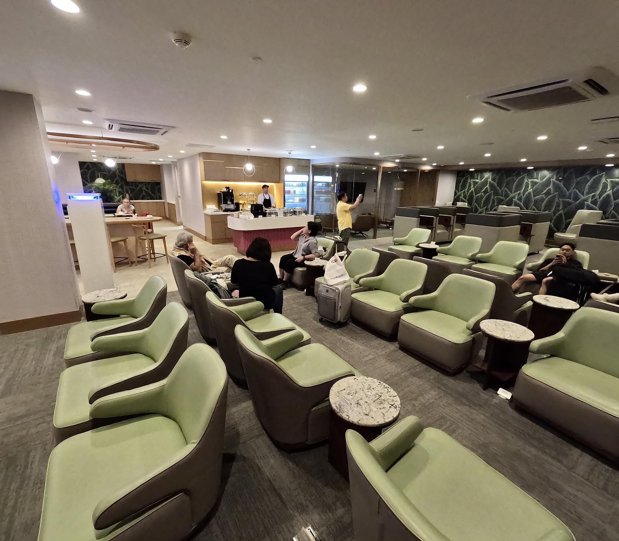 PLAZA PREMIUM LOUNGE: Comfort and Convenience at Clark International ...